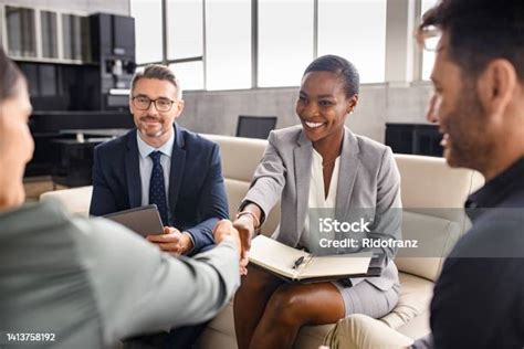 사업가들 악수하거나 동안 회의인가 사업가에 대한 스톡 사진 및 기타 이미지 사업가 비즈니스 취업 면접 Istock