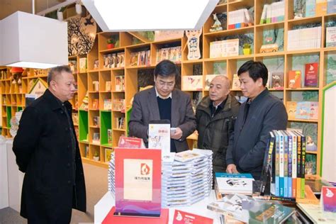 人民教育出版社党委书记、社长黄强参观接力出版社原创精品展 搜狐大视野 搜狐新闻