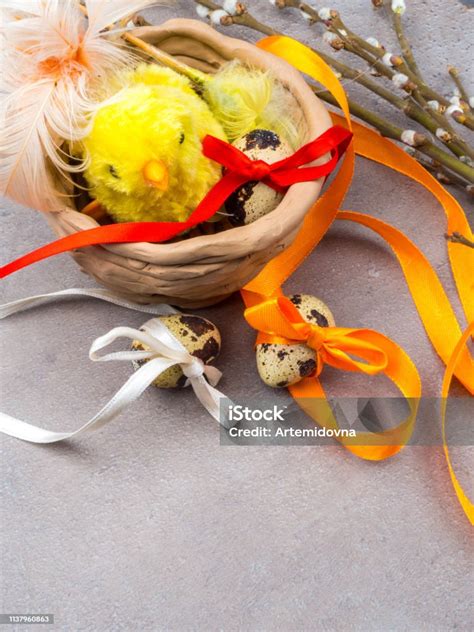 재미 있는 닭과 달걀 버드 나 뭇 가지에서 부활절 수 제 둥지 0명에 대한 스톡 사진 및 기타 이미지 0명 4월 계절 Istock