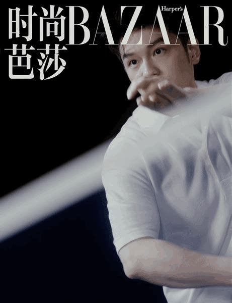 樊振东穿暗纹毛衣侧靠球台 自信开朗笑容阳光