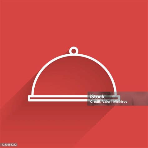 흰색 선 긴 그림자로 고립 된 음식 아이콘트레이로 덮여 있습니다 트레이와 뚜껑 뚜껑이있는 레스토랑 클로슈 주방 용품 기호입니다 벡터 일러스트레이션 가리기에 대한 스톡 벡터