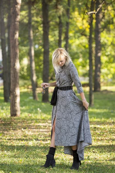 Plenerowy Moda Portret M Oda Pi Kna Kobieta Pozuje W Lato Zieleni Parku