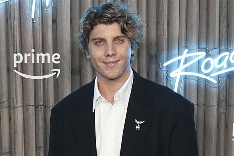 Lukas Gage Jokes His Mom Loved His Nsfw Scene On White Lotus