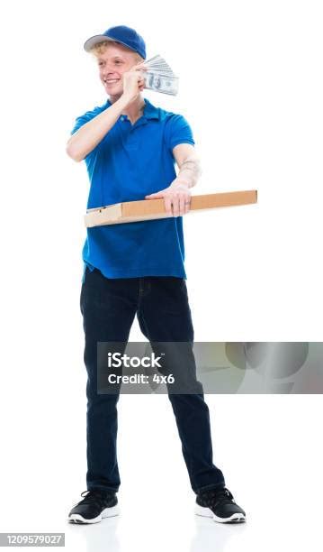 백인 젊은 남성 피자 배달 사람 야구 모자를 쓰고 통화를 들고 흰색 배경 앞에 서 100 달러 지폐 미국 지폐 통화에 대한 스톡 사진 및 기타 이미지 100 달러 지폐