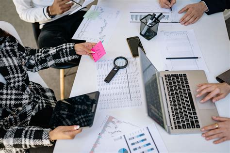 경제학 공동 작업 그래프 기업 기업인 노트북 데이터 검토 데이터 기반 도표 돋보기 동료 마케팅 문서 바탕화면 분석적 사고 비즈니스 비즈니스 미팅