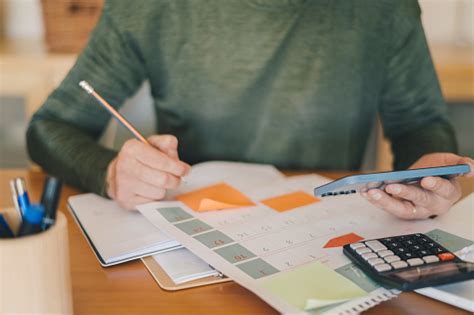 가정 또는 사업 계획활동 또는 고객 약속을 계획하기 위해 달력을 상담하는 사람 매일 매주 매월월말까지 만들기 집안일 약속