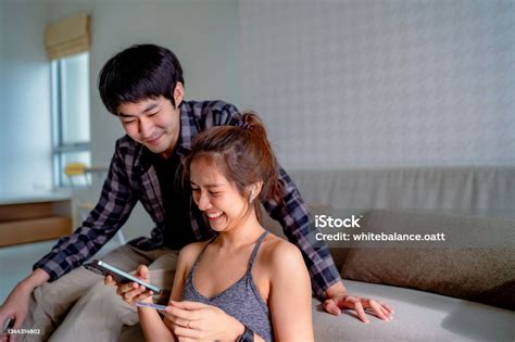 집에서 소파에 스마트 폰과 신용 카드를 사용하여 젊은 부부 신용 카드에 대한 스톡 사진 및 기타 이미지 신용 카드 커플 행복 Istock