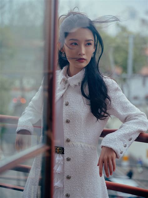 李沁穿纯白荷叶边连衣裙好美！大方秀长腿身材优越 搜狐大视野 搜狐新闻