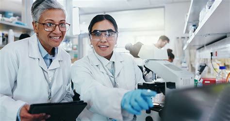 실험실 여성 과학자 및 기술을 사용한 진단을 위한 현미경을 사용한 팀워크 여성 생물학자 치료 정보 및 분석을 위한 협업을 위한 태블릿 및 노트북 실험실에 대한 스톡 사진 및