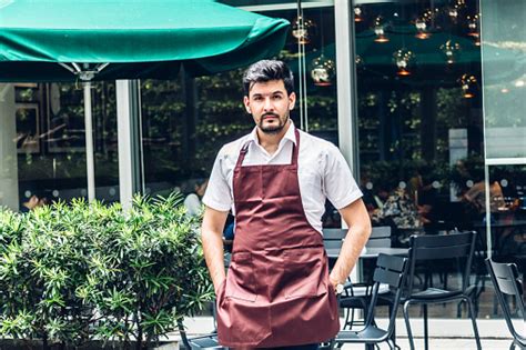 카페 또는 커피가 게 밖에 서 팔을 교차 하는 웃 고 서 있는 잘생긴 중소 기업 소유자의 초상화 카페에서 서 있는 남성 바리 스타 기업가에 대한 스톡 사진 및 기타 이미지