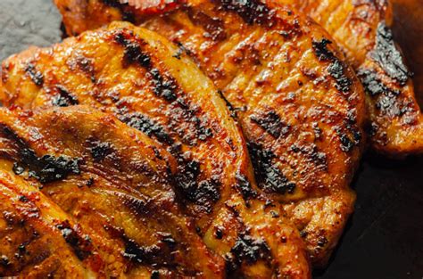 신선하고 육즙이 많은 돼지 허리 스테이크 나무 판에 구운 고기 양념에 재기에 대한 스톡 사진 및 기타 이미지 양념에 재기 굽기 돼지고기 Istock