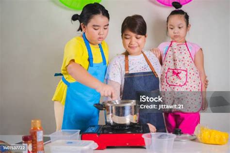 부엌에서 행복한 가족 어린 아시아 어머니와 아이 딸이 생일을 위해 반죽 베이크 쿠키를 준비합니다 30 34세에 대한 스톡 사진 및 기타 이미지 Istock