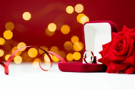 기치 금반지 빨간 상자에 결혼 반지 그리고 아름 다운 보케와 흰색 빨간색 배경에 빨간 장미 결혼식 기념일 약혼 또는 발렌타인 데이의 순간 행복한 하루 되세요 0명에 대한