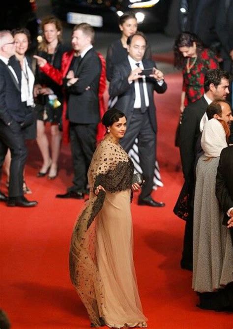 نگاهی به عکس های ترانه علیدوستی مقابل دوربین عکاسان فرانسوی در جشنواره