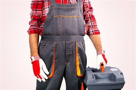 핸디맨 이나 기술자 도구 상자를 보유 회색 배경에 대한 도구 상자를 들고 빌더 개선에 대한 스톡 사진 및 기타 이미지 개선