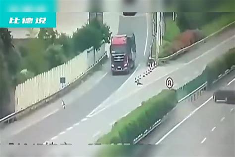 北京某高速服务区监控刚好拍下这一幕!大货车果断刹车躲过一劫(2)监控刹车北京 北京某高速服务区监控刚好拍下这一幕!大货车果断刹车躲过一劫(2)监控刹车北京