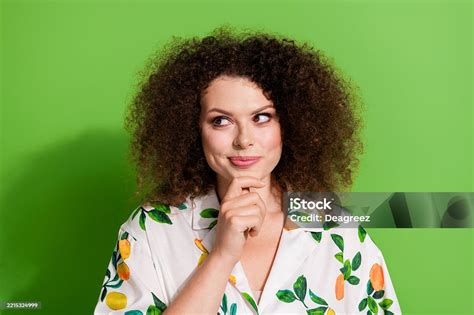 예쁜 창조적 인 마음 아가씨 손 터치 턱 봐 빈 공간 브레인 스토밍의 사진 녹색 배경에 고립 갈색 머리에 대한 스톡 사진 및 기타 이미지 Istock