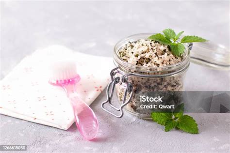 다진 민트 잎과 바디 브러쉬를 곁들인 홈메이드 슈가 스크럽 자연의 아름다움 트리트먼트 각질제거에 대한 스톡 사진 및 기타 이미지