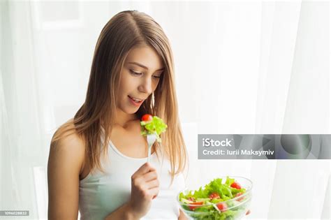 개념 건강 식품과 정크 푸드 사이 선택 하는 아름 다운 젊은 여자 다이어트 고름에 대한 스톡 사진 및 기타 이미지 고름 냄새 맡기 먹기 Istock