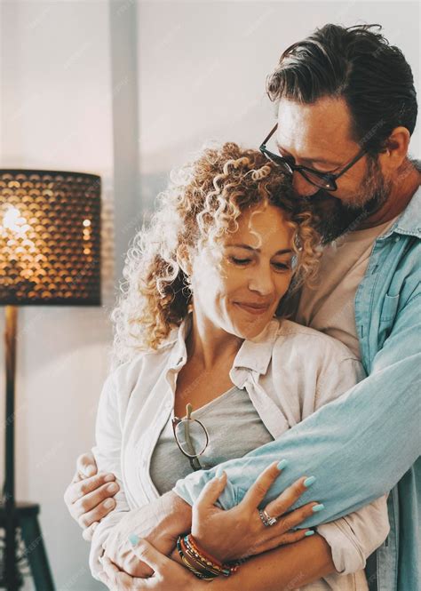 Romantische Liebe Und Beziehung Mit Jungen Paaren Die Sich Zu Hause