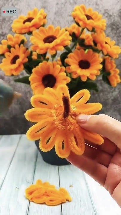 Crea Hermosos Girasoles Con Limpiapipas In 2025 Felt Flowers Diy