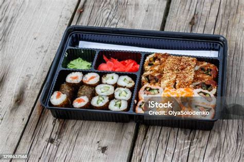 나무 테이블에 플라스틱 상자에 초밥 롤 세트 플라스틱 용기에 초밥을 빼앗거나 배달하기 위한 초밥 0명에 대한 스톡 사진 및 기타 이미지 Istock