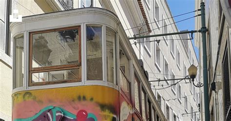 기차 옆에 서 있는 남자 사진 Unsplash의 무료 단계 이미지