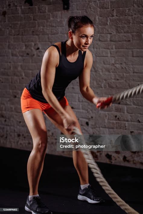 실내 전투 로프와 함께 몇 가지 크로스 핏 운동을하고 운동 여자 건강한 생활방식에 대한 스톡 사진 및 기타 이미지 건강한 생활방식 경쟁 근육질 체격 Istock