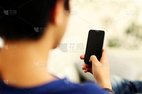 英俊的亚洲男人在家里