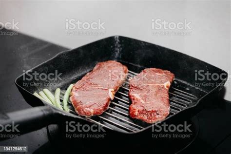 다크 팬에 후추와 함께 생 와규 쇠고기 스트리플로인 스테이크를 닫습니다 0명에 대한 스톡 사진 및 기타 이미지 0명 갈비 음식 고기 Istock