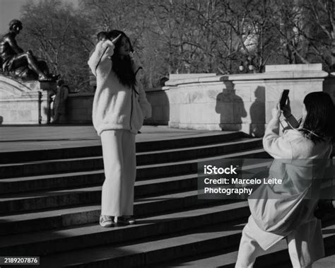 대리석 계단에서 사진을 찍기 위해 포즈를 취하는 관광객 Central London에 대한 스톡 사진 및 기타 이미지 Central London Photo Call