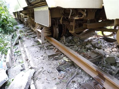 【台鐵重大事故】4至5節車廂變形搶救中 消防人員目視：多人無生命徵象 上報 焦點