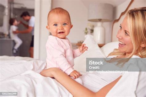 사랑하는 어머니 에 침대 재생 게임 와 아기 딸 로 아버지 과 아들 브러시 치아 아버지에 대한 스톡 사진 및 기타 이미지 아버지 양치질 아기 Istock