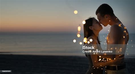해변에서 사랑 빛나는 화환과 저녁에 사랑스러운 부부는 열대 리조트에서 서로 포옹 소년과 소녀는 섬에서 발렌타인 데이를 축하 2명에 대한 스톡 사진 및 기타 이미지 Istock