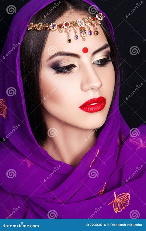 Ragazza Indiana Nell Immagine Di Bello Trucco Fotografia Stock Immagine Di Accessori Mano