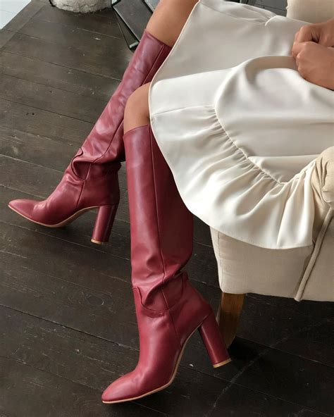 С чем носить бордовые сапоги: 15 идей, которые подчеркнут красоту ...