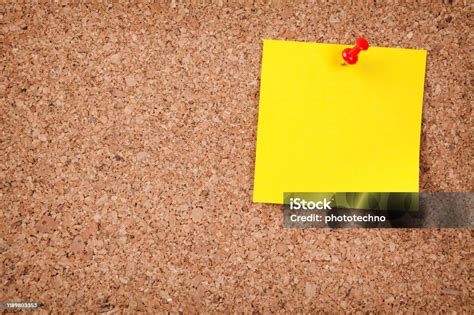 빈 노란색 종이 메모 패드 는 코르크 게시판에 스티커 메모를 미리 알림 텍스트의 빈 공간입니다 사무용 장비 0명에 대한 스톡