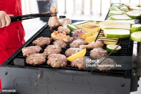 바베 큐 고기를 요리 하는 여자 피크닉입니다 겨울입니다 배경 겨울에 대한 스톡 사진 및 기타 이미지 겨울 굽기 바베큐그릴