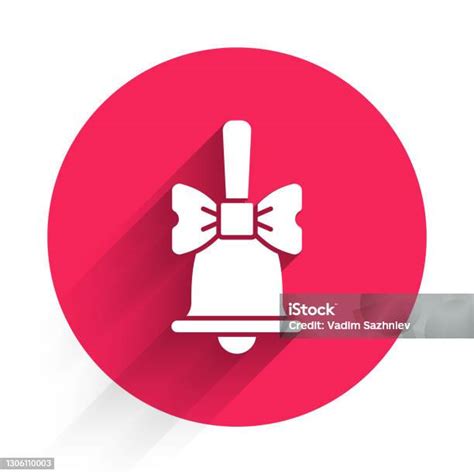 긴 그림자로 고립 된 화이트 메리 크리스마스 울리는 벨 아이콘 알람 기호 서비스 벨 핸드벨 기호 알림 빨간색 원 버튼입니다 벡터