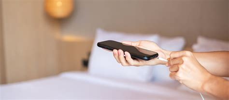 모바일 스마트 폰에서 배터리 충전 기술 다중 공유 및 재충전 개념 전기 플러그에 대한 스톡 사진 및 기타 이미지 전기 플러그 휴대전화 Usb 케이블 Istock