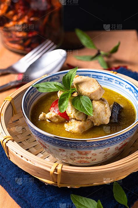 食物概念自制泰式鸡肉绿咖喱木板复制空间