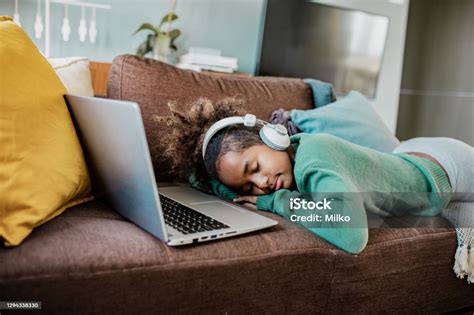 귀여운 작은 아프리카 계 미국인 소녀 는 노트북을 사용하는 동안 잠들 8 9 살에 대한 스톡 사진 및 기타 이미지 8 9 살 가정 생활 개발 Istock