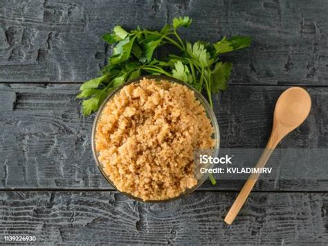 검은 나무 테이블에 숟가락과 함께 유리 그릇에 퀴 노아를 삶아 위쪽에서 보기입니다 평평한 누워 건강한 식생활에 대한 스톡 사진 및 기타 이미지 Istock
