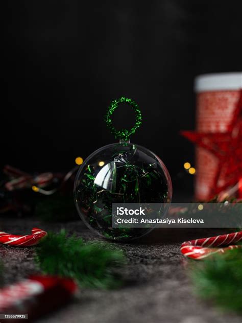 과자와 새해 의 공 크리스마스 배경 라이브 전나무 가지 크리스마스 장식 개체 그룹에 대한 스톡 사진 및 기타 이미지 개체 그룹 공휴일 구 Istock