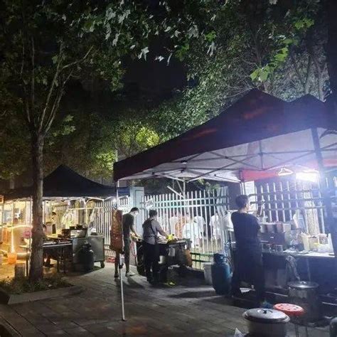 精准服务大学生，汉南现超百米美食长廊湖北围栏设摊