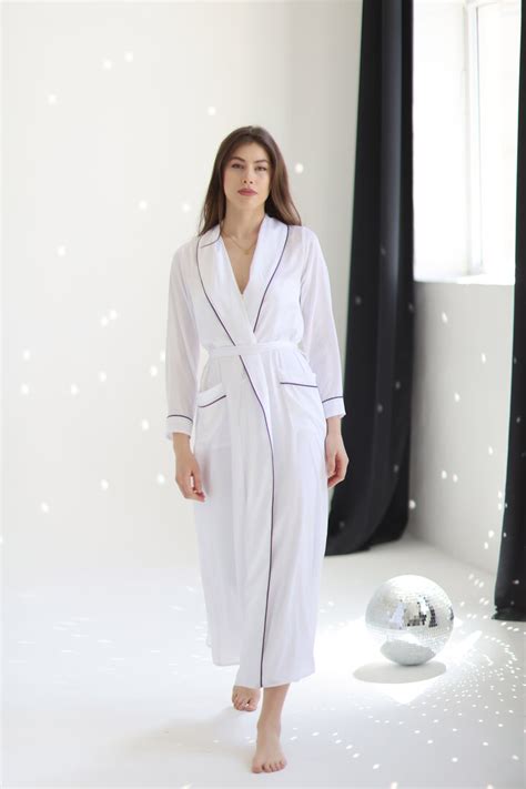 Ninea • ნინეა გრძელი თეთრი ხალათი კანტით