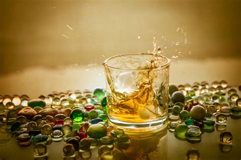 얼음 및 금색 햇빛을 가진 위스키 한 잔 일몰 배경에 스플래시와 위스키의 야외 샷 0명에 대한 스톡 사진 및 기타 이미지 0명 노랑 레스토랑 Istock