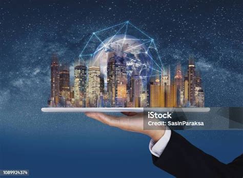 현대 건물 글로벌 네트워크 연결 기술 홀로그램 디지털 태블릿을 들고 손 이 이미지의 요소는 Nasa에 의해 비치 부동산에 대한 스톡 사진 및 기타 이미지 Istock