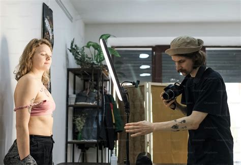 카메라로 여자의 사진을 찍는 남자 사진 Unsplash의 여자 이미지