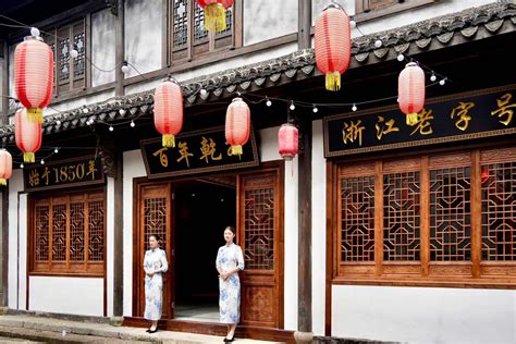 曹娥江流域文化科普基地讲解员走进丰惠古镇青春力量助力地方文创产品宣传 欢迎访问绍兴文理学院上虞分院
